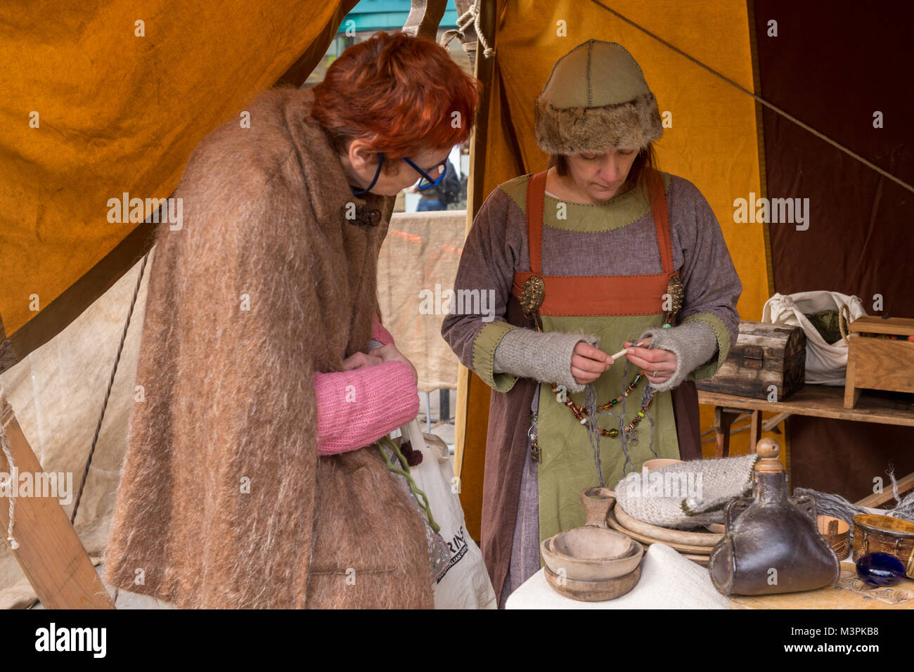 Open air wikinger handel oder marktstand -Fotos und -Bildmaterial in ...