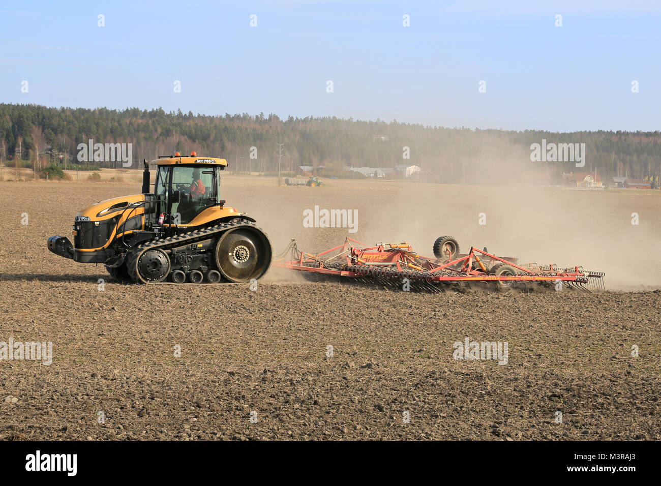 SALO, Finnland - 19 April, 2014: Landwirt Kultivierung Feld mit Cat ...