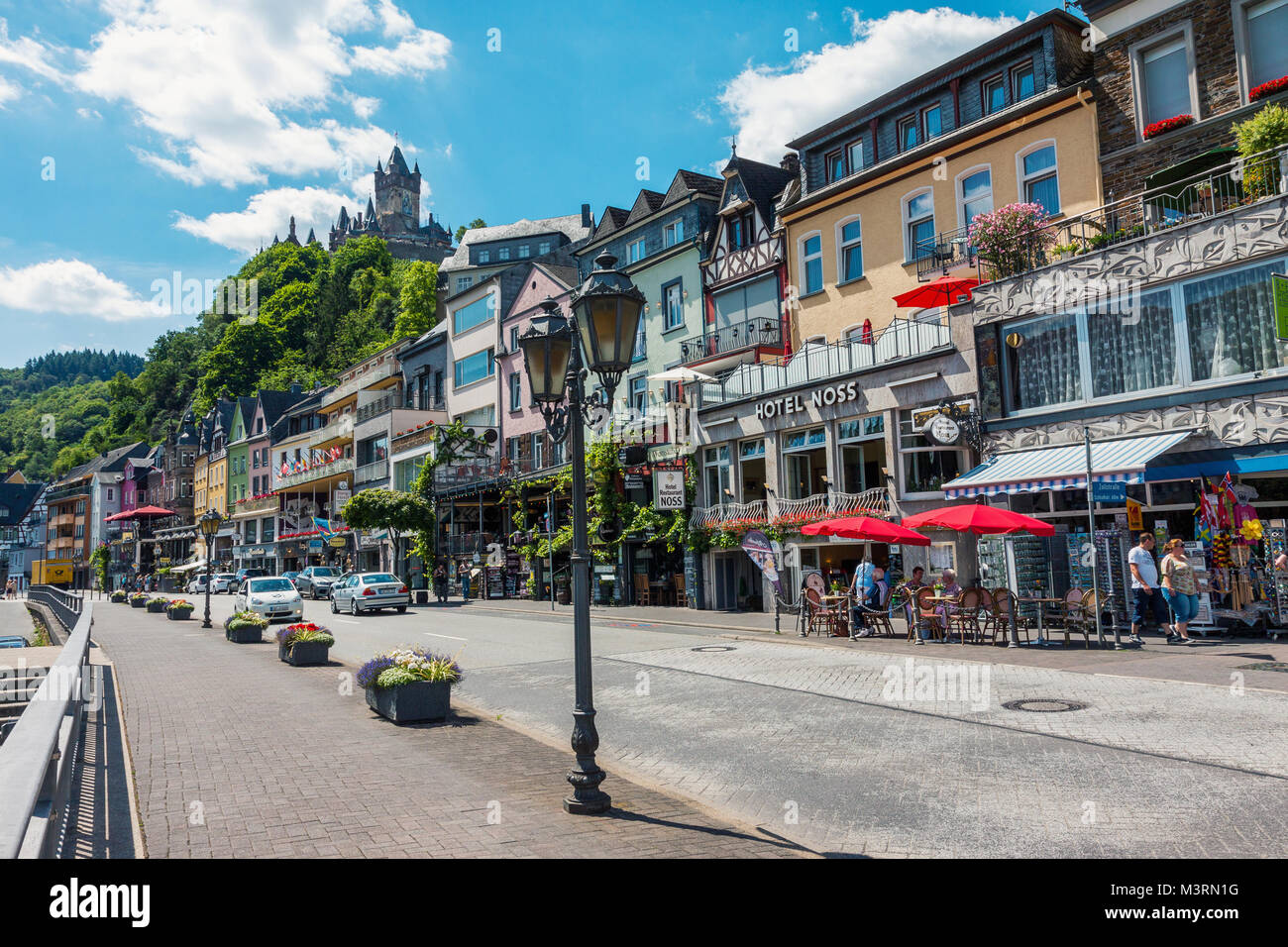 Blick auf die Straße von Cochem, einem traditionellen deutschen Stadt ...