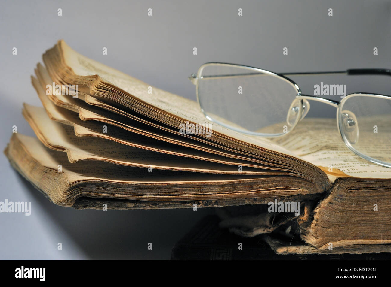 Alte Seiten eines Buches und Lesebrille und erziehen Stockfotografie ...