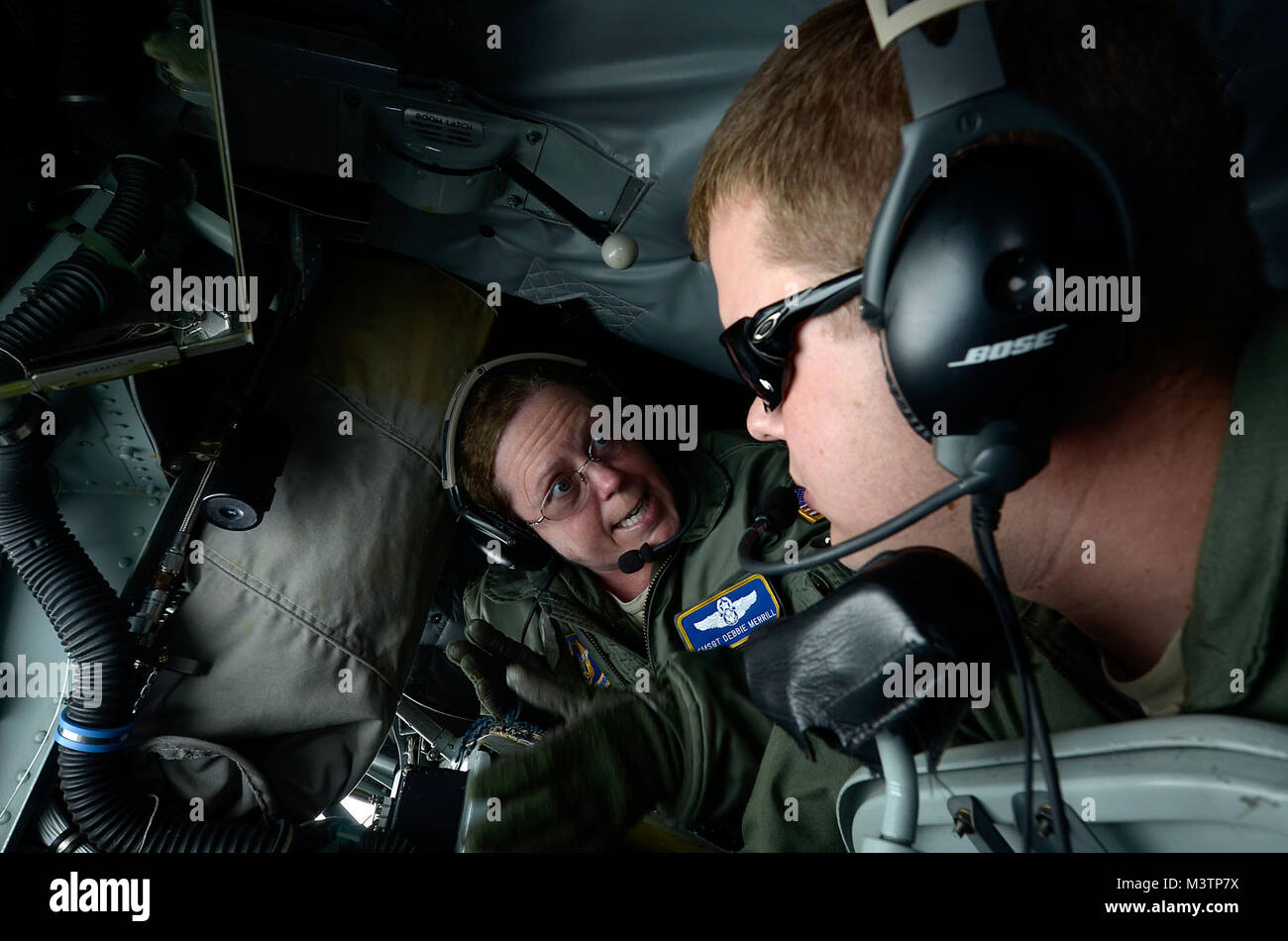 Senior Master Sgt. Debbie Merrill gibt noch letzte Anweisungen, Flieger ...