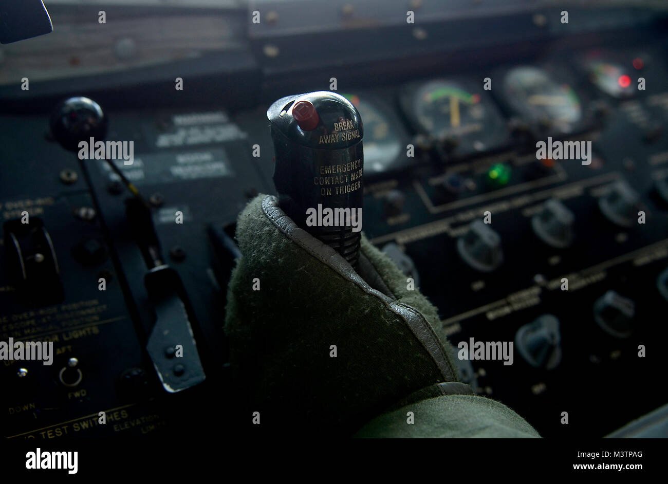 Flieger 1. Klasse Chris Wickert tankt seinen ersten F-22 Raptor in ...