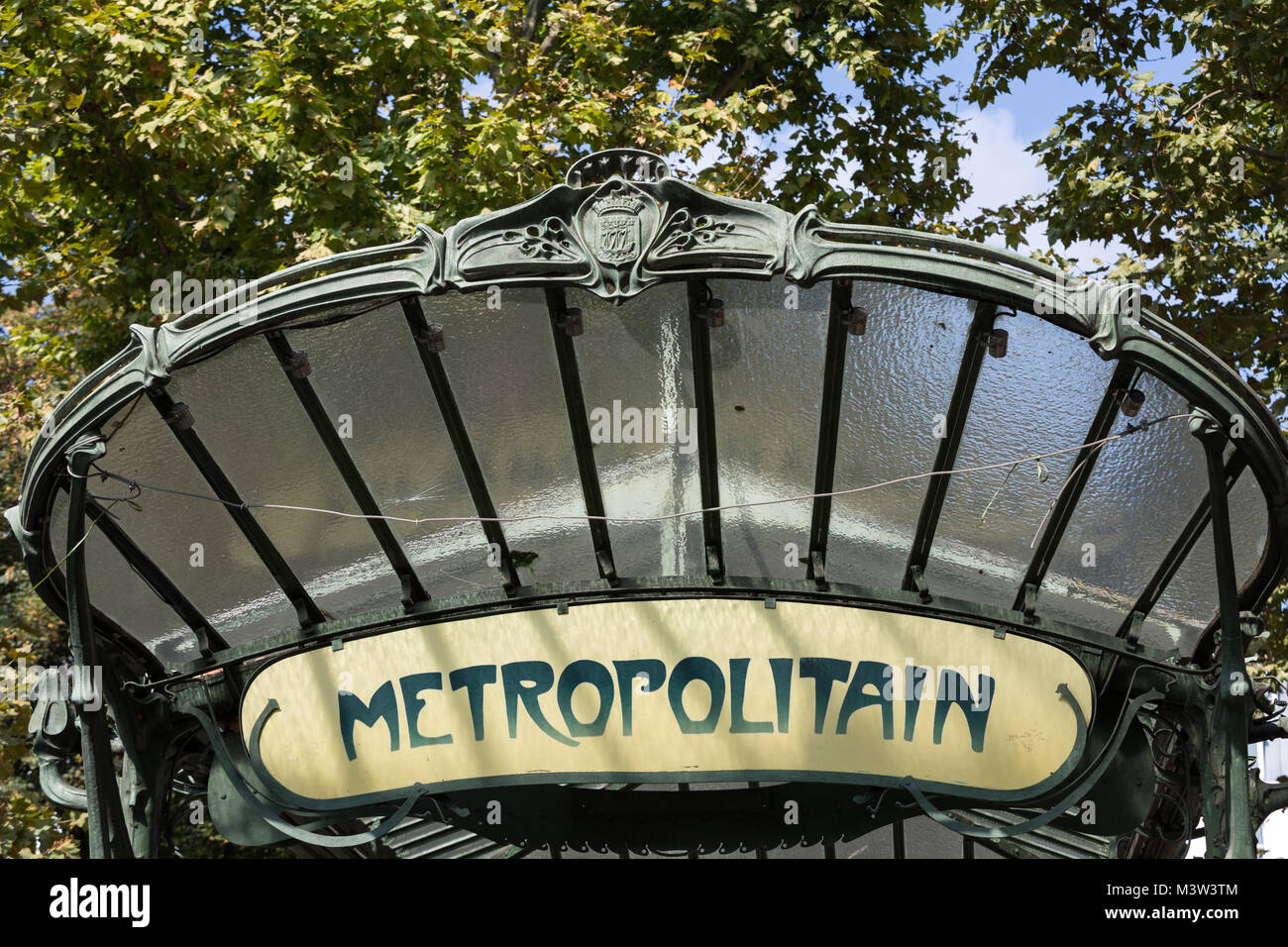 Paris - bekannteste Art Nouveau Zeichen für die METROPOLITAIN U-Bahn ...