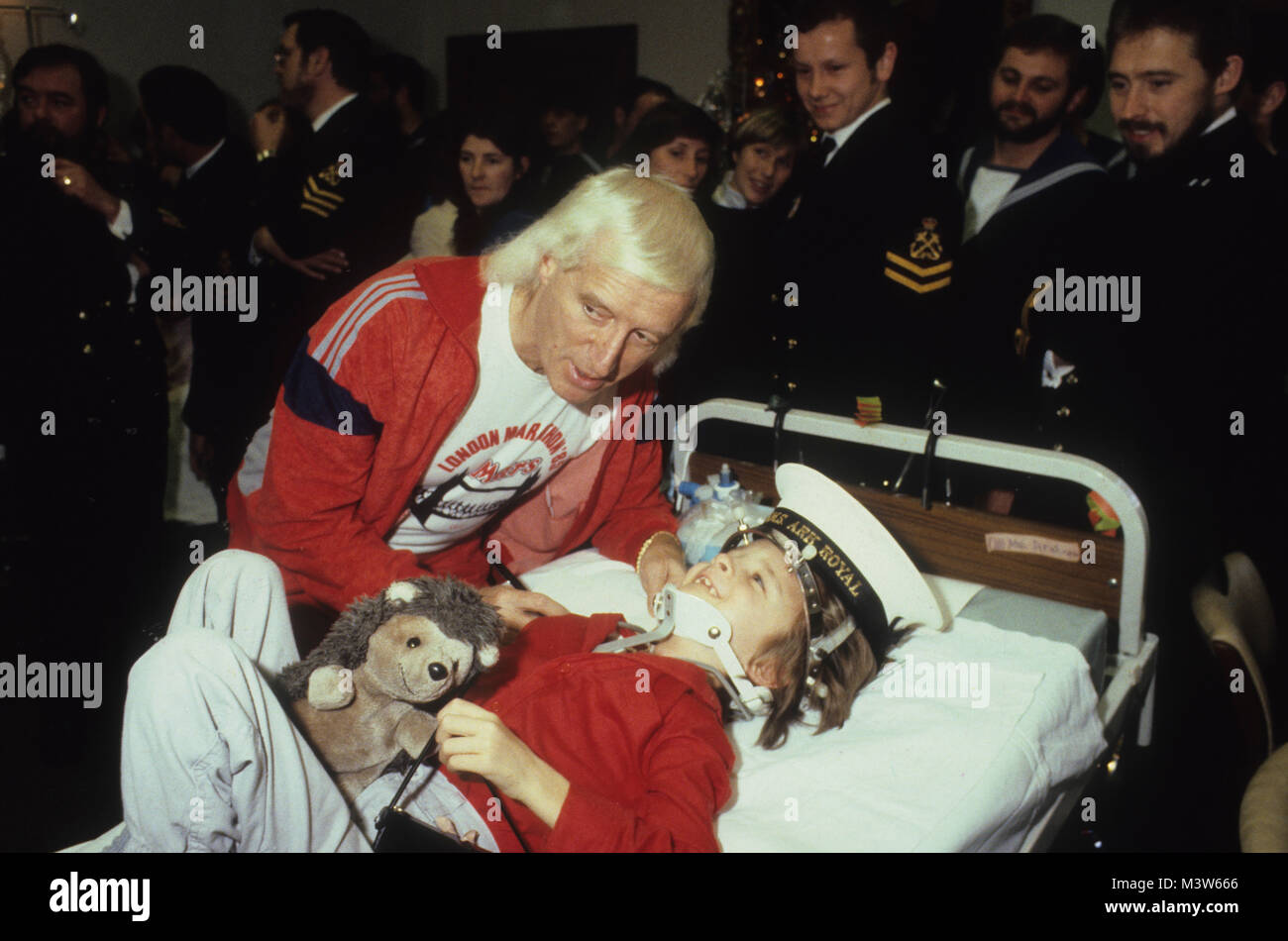Jimmy Savile besucht Kinder im Great Ormond Street Hospital for ...