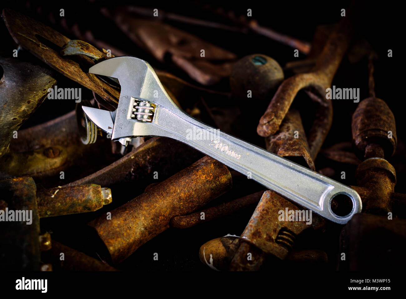 Schachtel mit rostigen alten werkzeugen -Fotos und -Bildmaterial in hoher Auflösung – Alamy