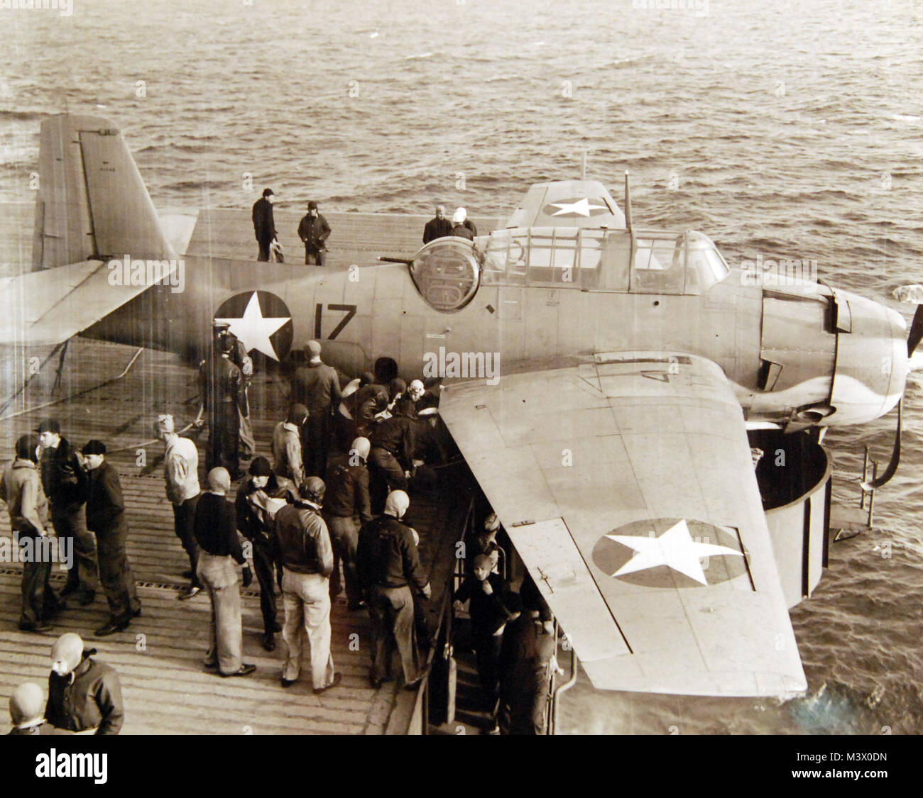 80-G--366249: USS-Karte (CVE-11), Crash der TBF über der Seite, 8 ...