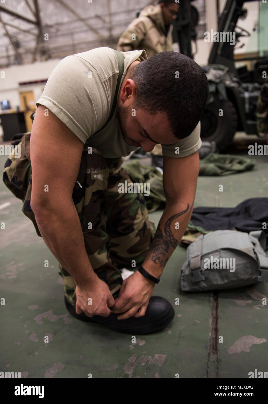 Senior Airman Viviano Garcia, 92 Maintenance Squadron hydraulik ...