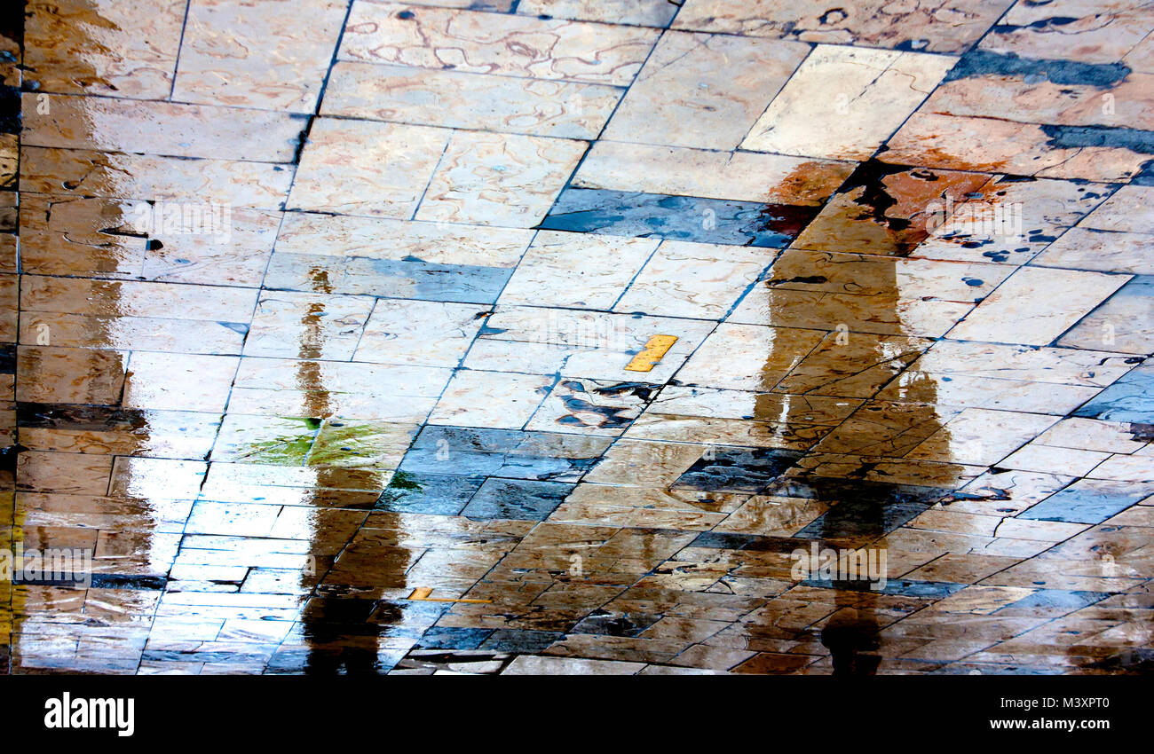Blurry regnerischen Tag, eine Person, die unter dem Dach der Reflexion ...