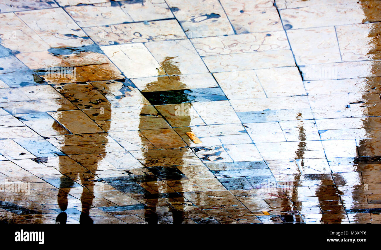 Blurry regnerischen Tag, Menschen zu Fuß unter dem Dach Reflexion ...