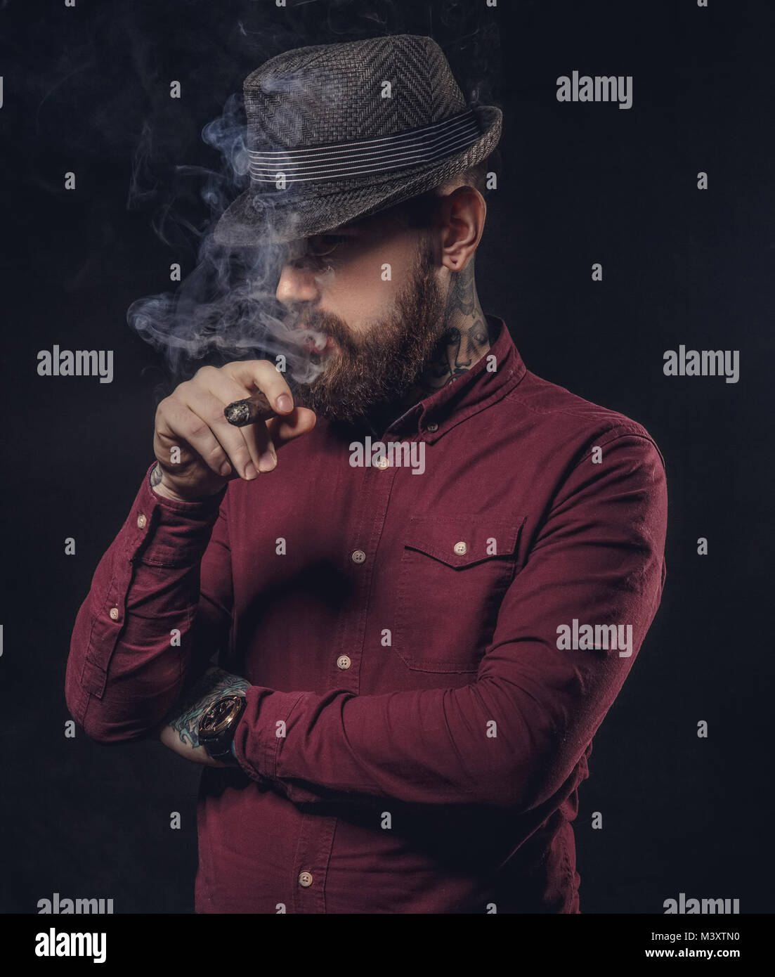 Mann Mit Bart Rauchender Zigarre Stockfotos und -bilder Kaufen - Alamy