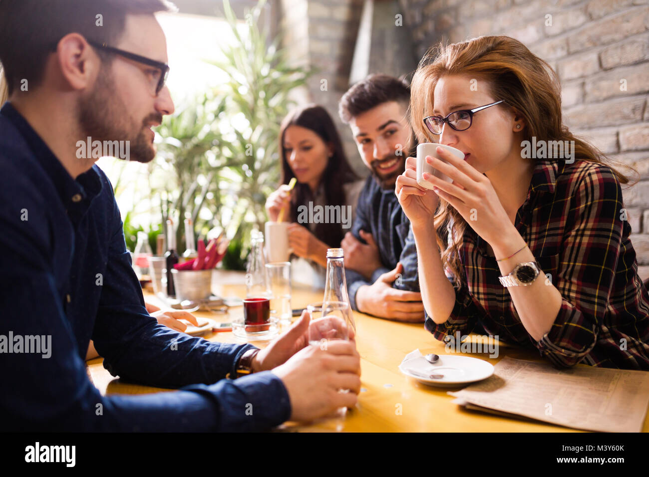 Freunde essen im restaurant -Fotos und -Bildmaterial in hoher Auflösung ...