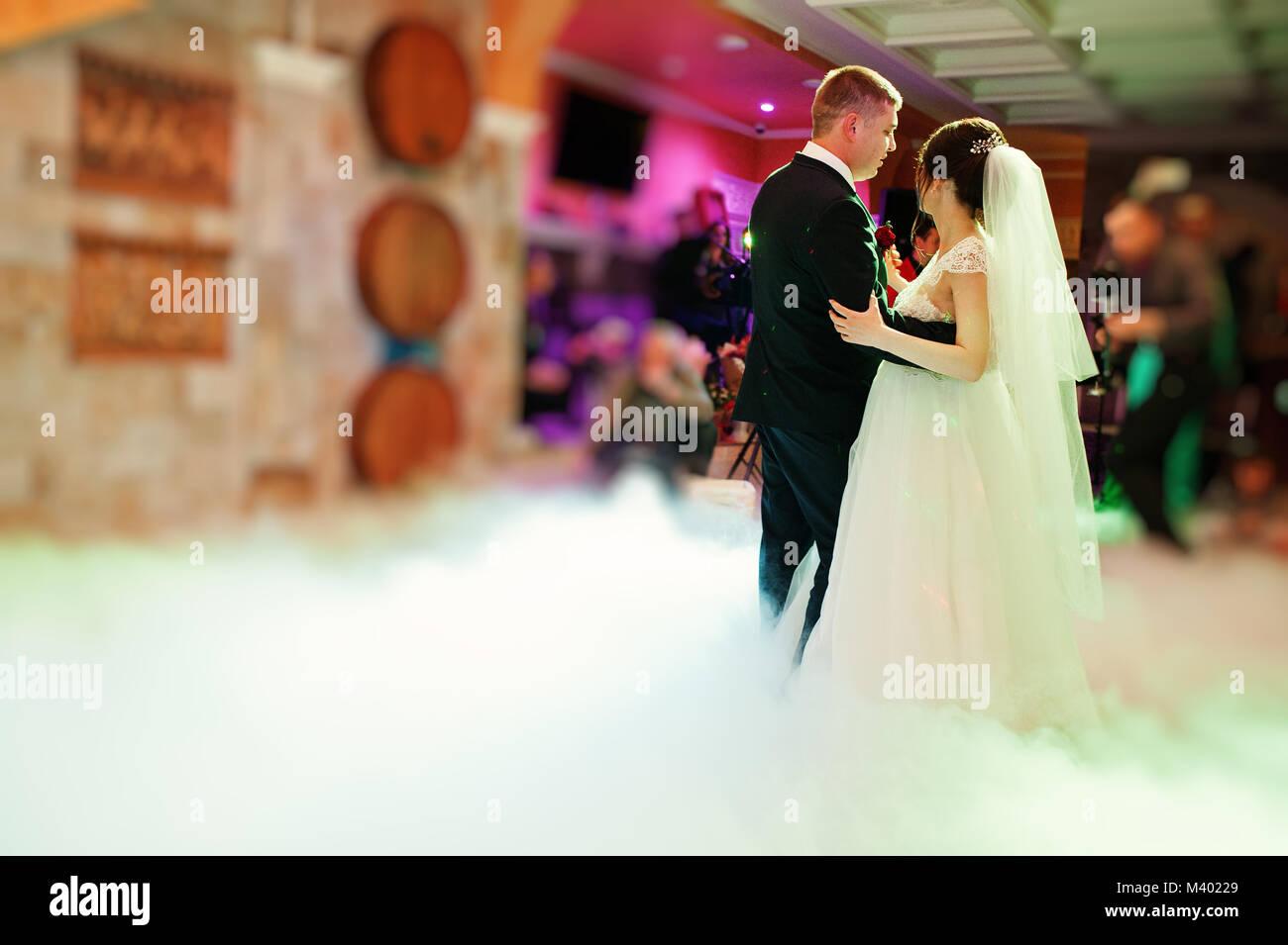 Glückliches junges Hochzeitspaar tanzen ihren ersten Tanz mit ...