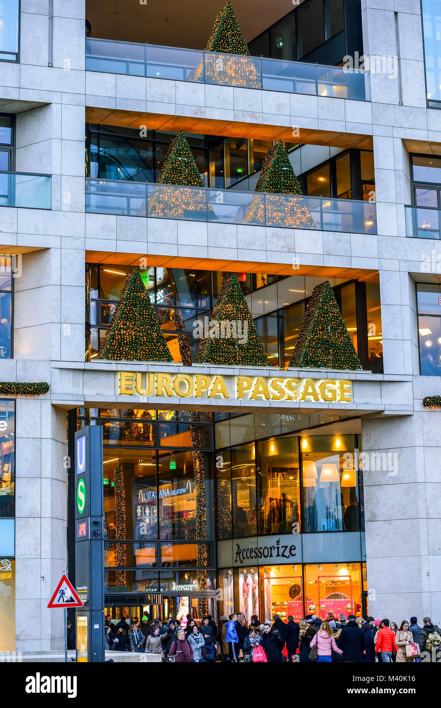 Die festlich geschmückten Europa Passage in Hamburg, Deutschland ...