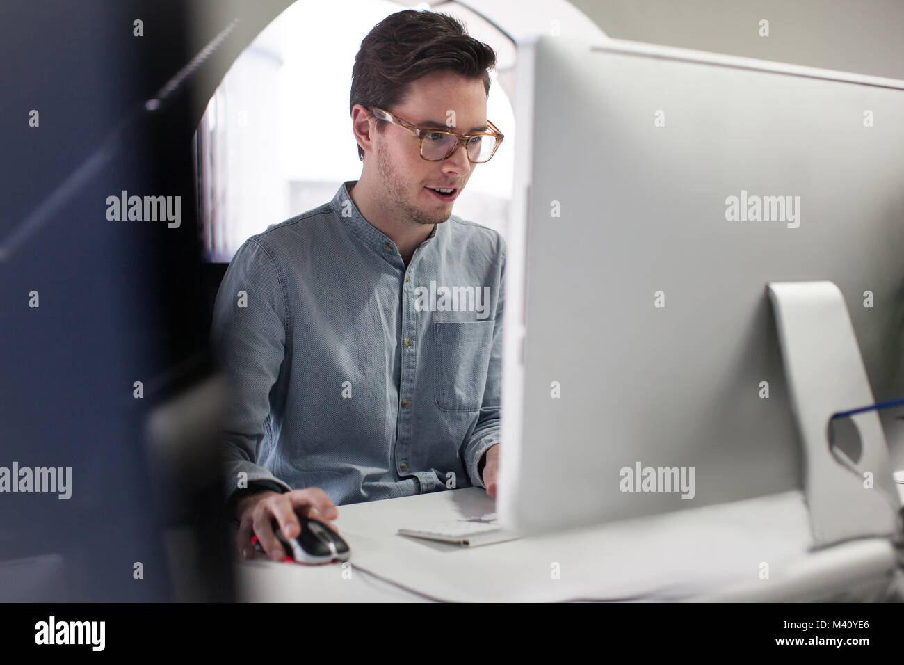 Mann mit der maus -Fotos und -Bildmaterial in hoher Auflösung – Alamy