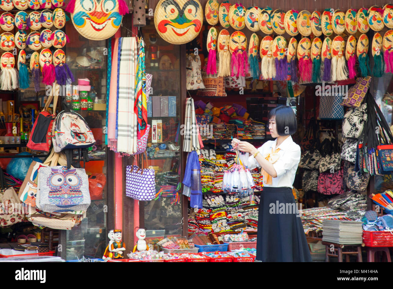 Storefront eines Souvenir shop in Hanoi, Vietnam Stockfotografie - Alamy