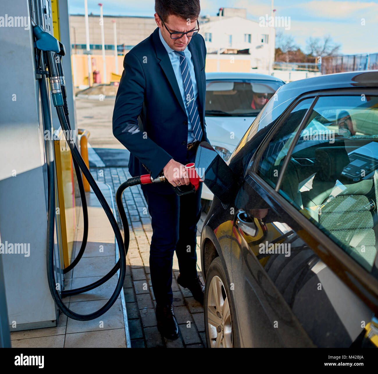 Ein mann tankt eine autotankstelle auf -Fotos und -Bildmaterial in ...