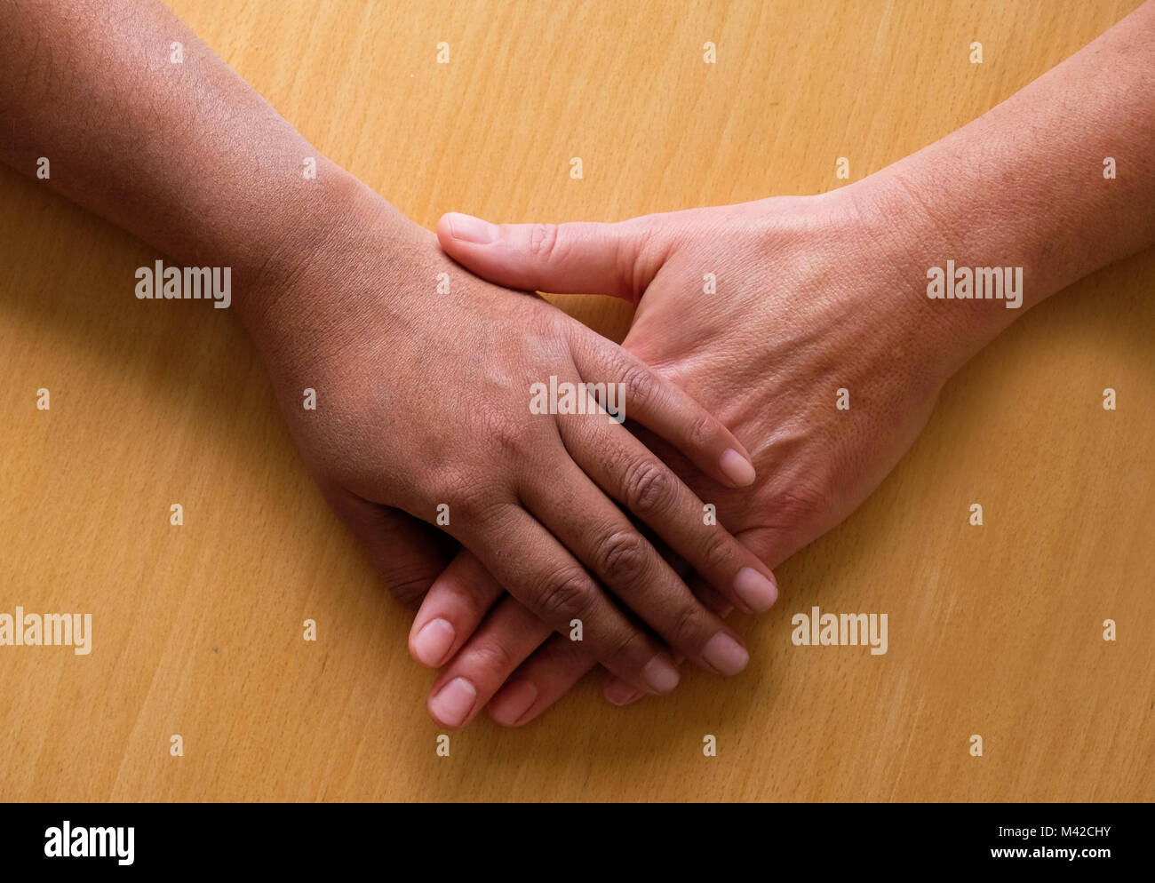 Zwei hände, die sich gegenseitig halten -Fotos und -Bildmaterial in ...
