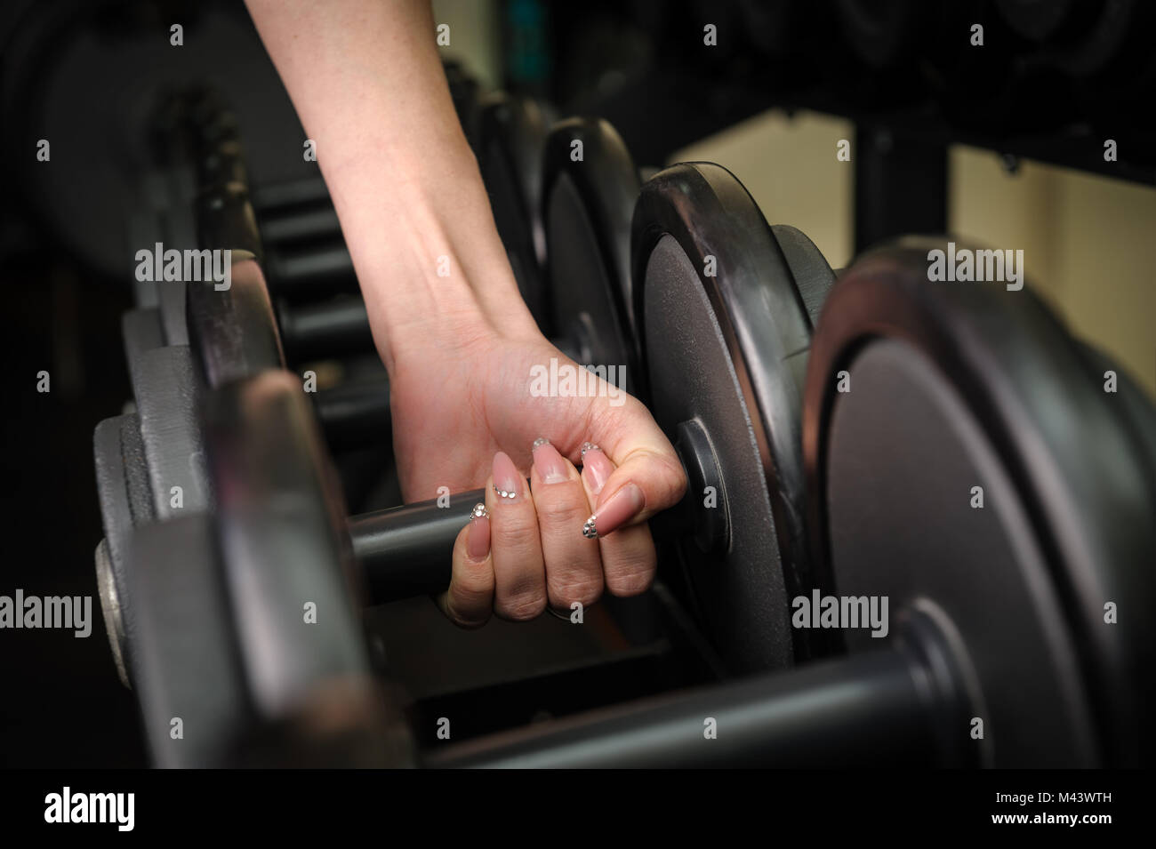Hand mit hantel -Fotos und -Bildmaterial in hoher Auflösung – Alamy