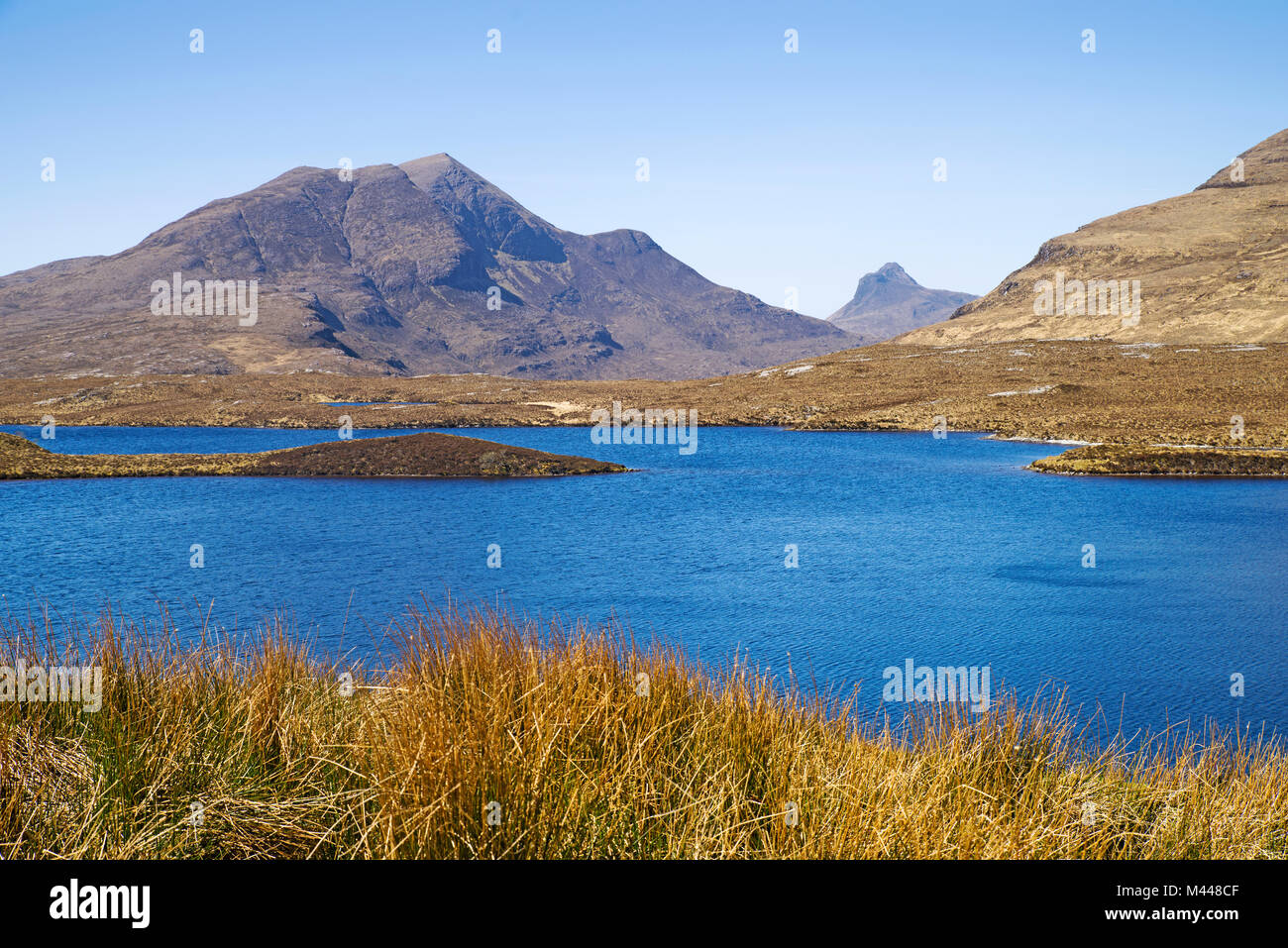 Cul Beag und Stac Pollaidh über Lochan ein AIS-gesehen, durch Knockan ...