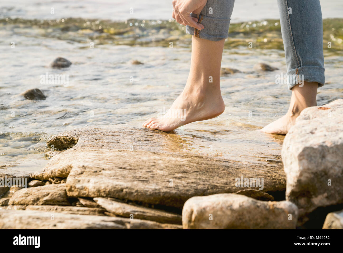 Woman barefoot -Fotos und -Bildmaterial in hoher Auflösung – Alamy