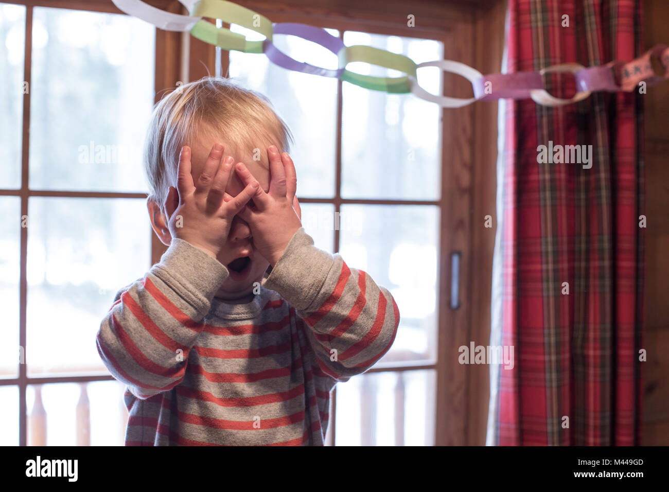 Kleinkind junge verstecken -Fotos und -Bildmaterial in hoher Auflösung ...