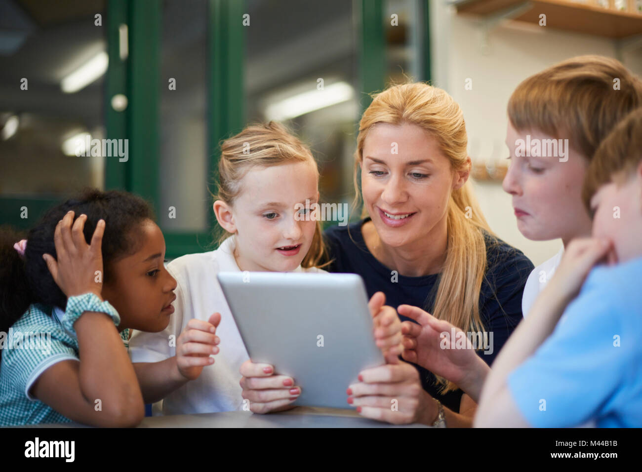 Lehrer grundschulkinder -Fotos und -Bildmaterial in hoher Auflösung – Alamy