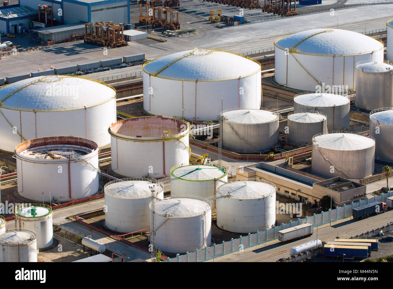 Große Gas-Lagertanks im Hafen gesehen Stockfotografie - Alamy