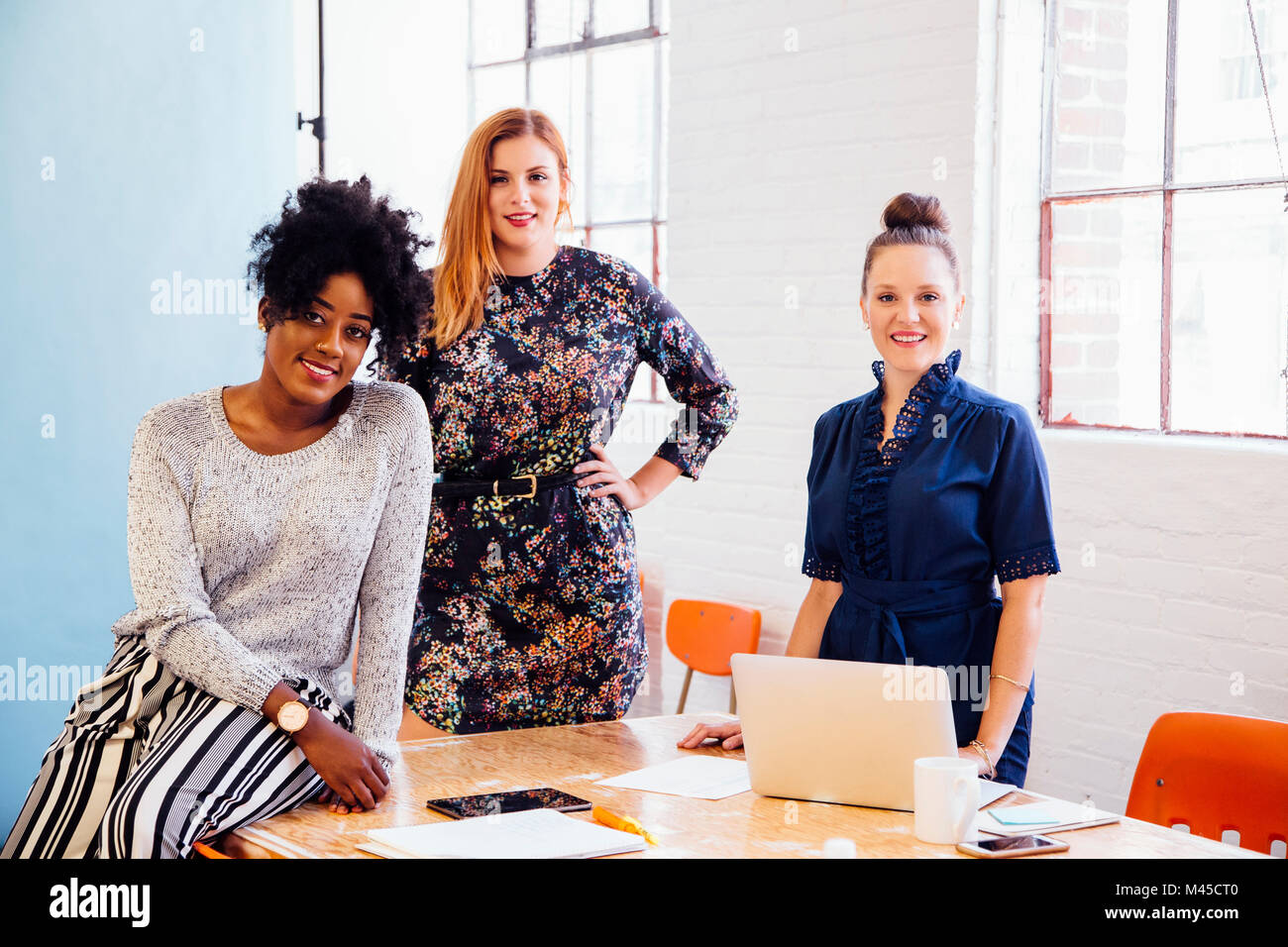 Portrait von Kolleginnen und Kollegen im Amt Kamera schaut lächelnd ...