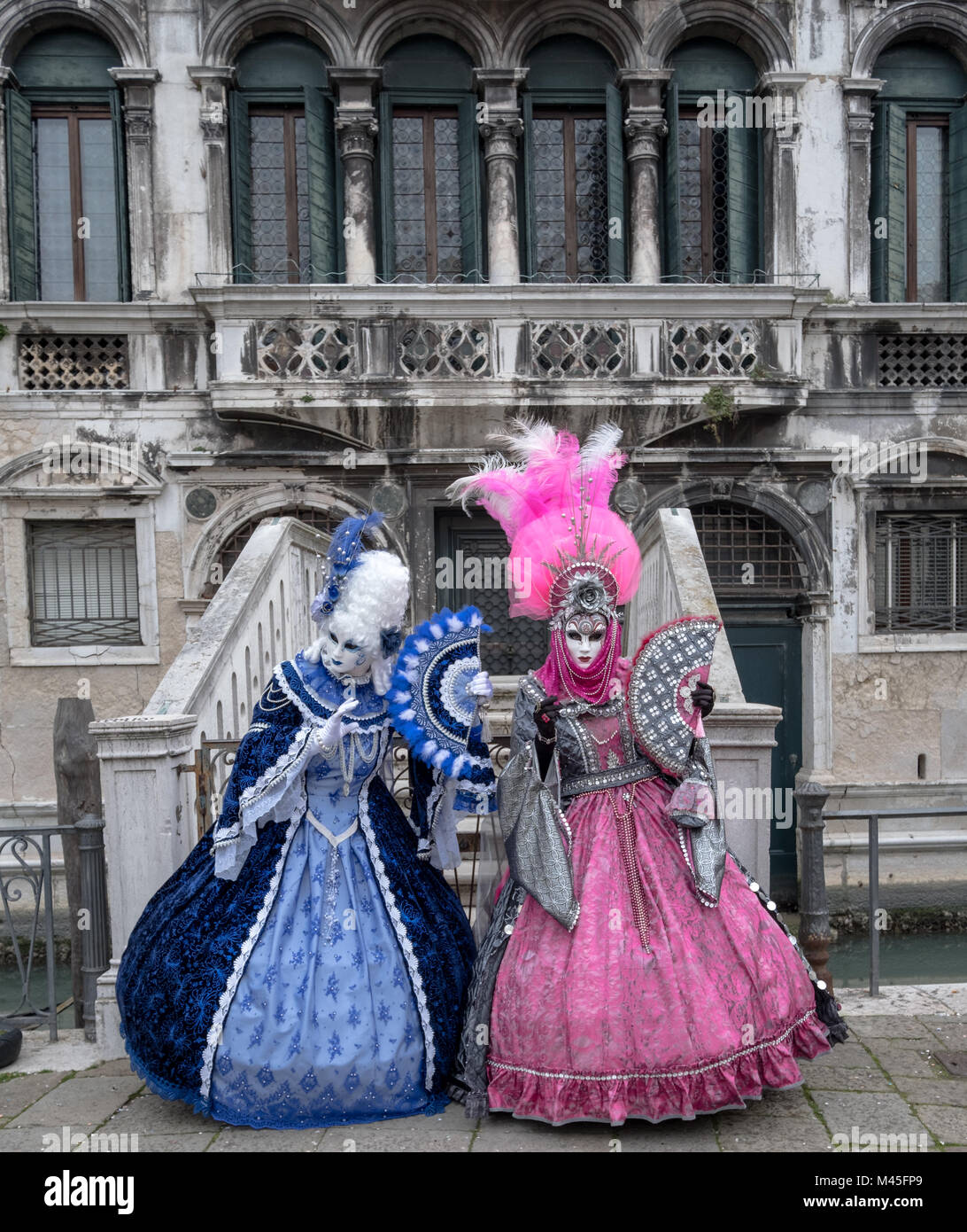 Kostume Fur Karneval In Venedig