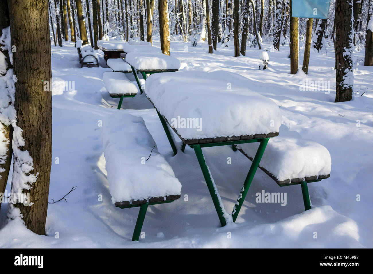 Tisch und Bänke im Park nach einem starken Schneefall. Interessante ...