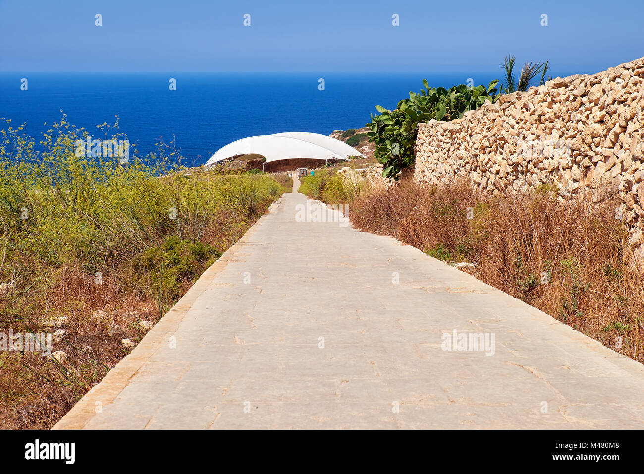 Der Backstein, der Weg in die megalithischen Tempel von Mnajdra. Malta ...