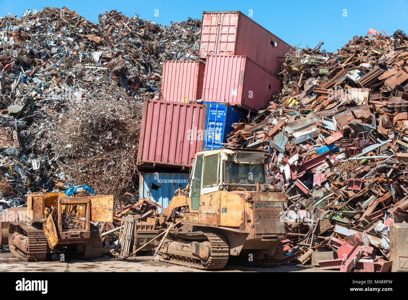 ISO-Containern durch den Schrott Verschlucken Stockfotografie - Alamy