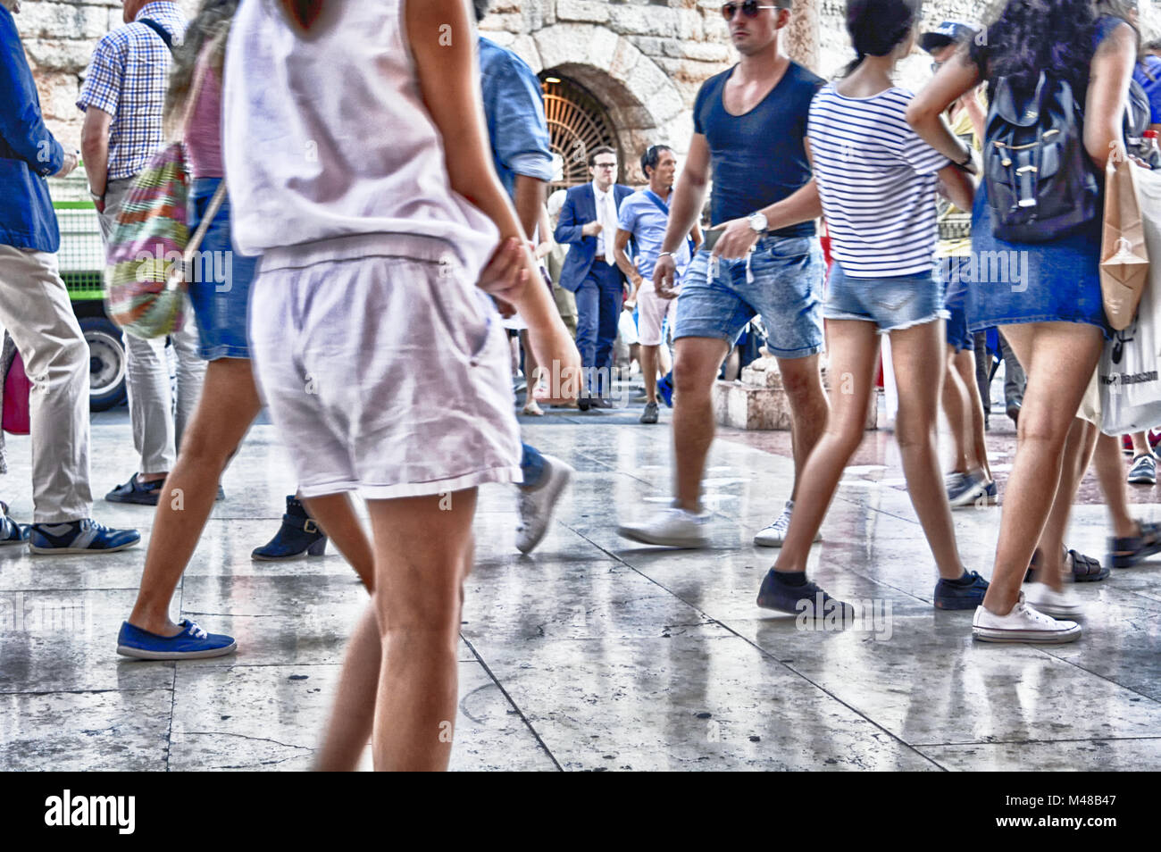 Menschen auf der straße -Fotos und -Bildmaterial in hoher Auflösung – Alamy