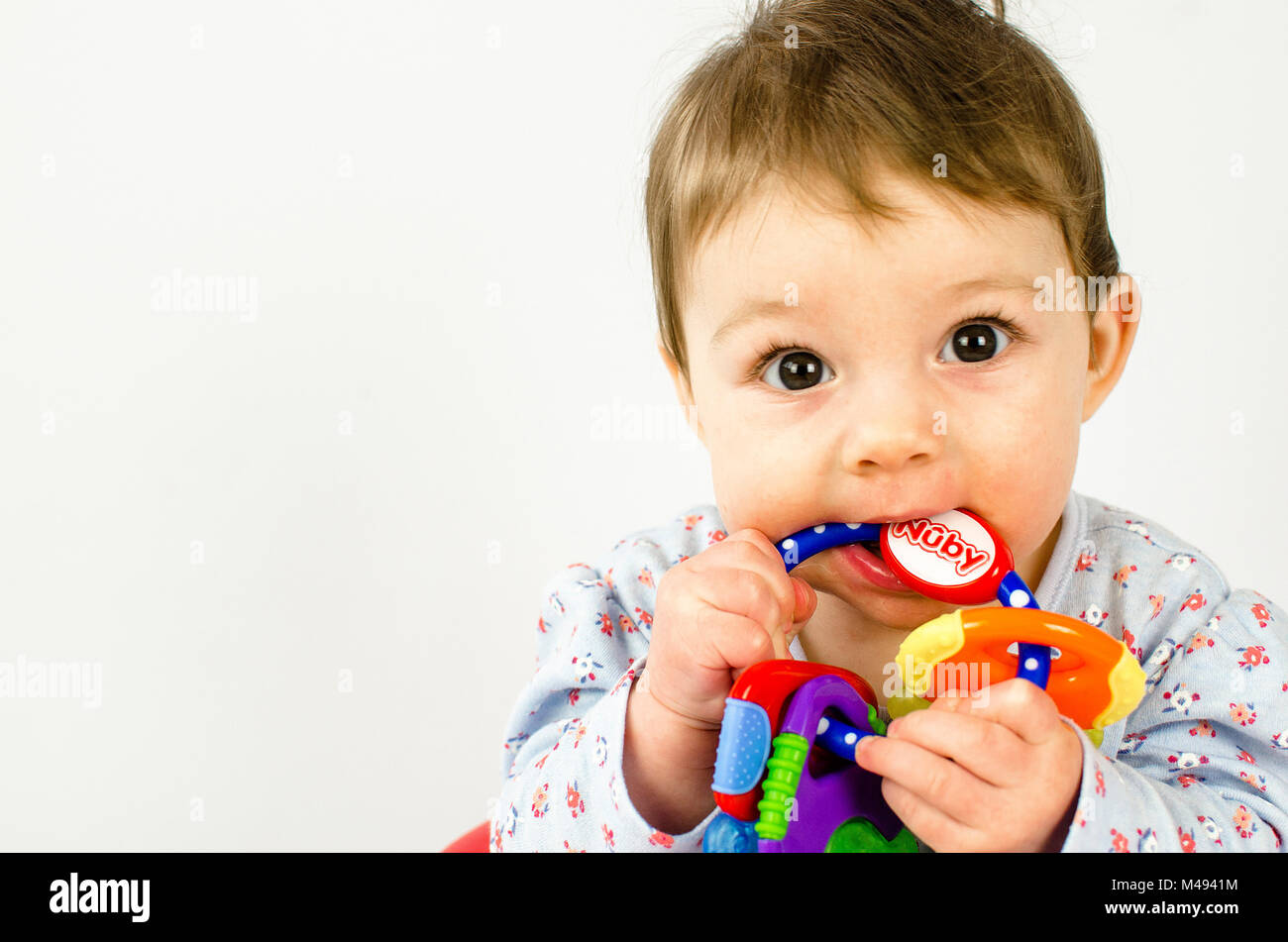 Teething baby -Fotos und -Bildmaterial in hoher Auflösung – Alamy