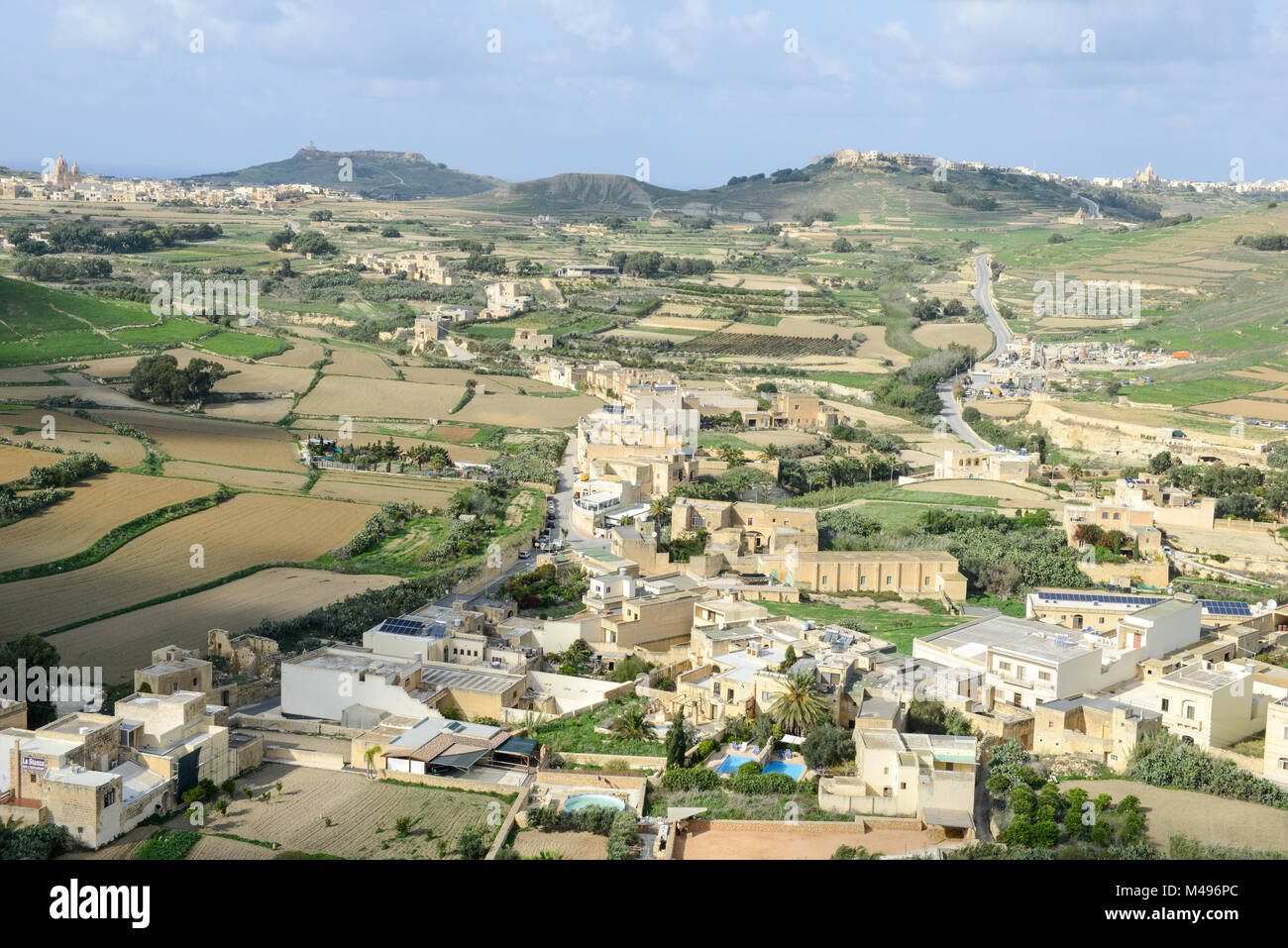 Landschaft von terrassierten Feldern an der Insel Gozo auf Malta ...