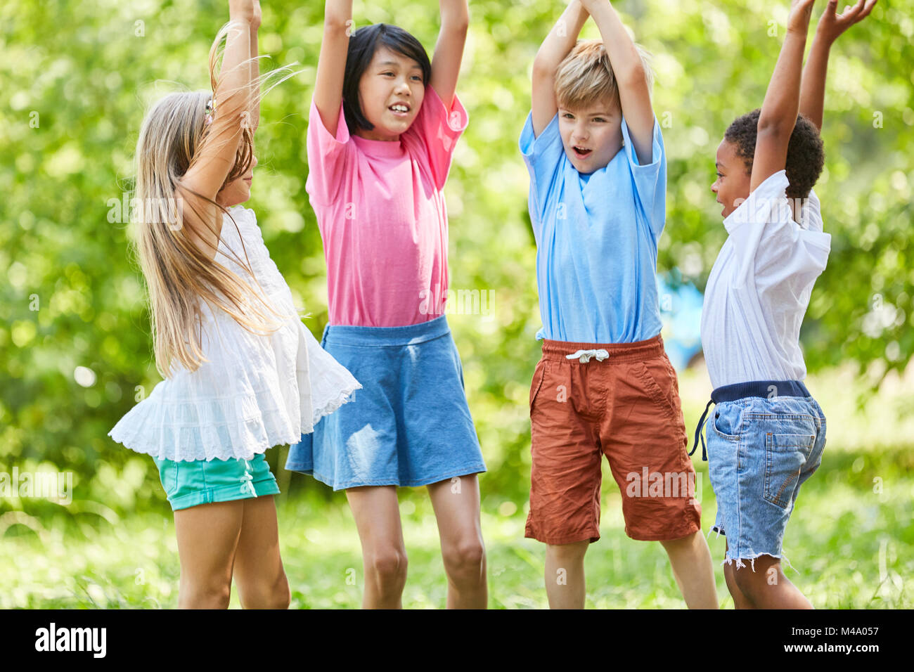 Kind Heben Stockfotos und -bilder Kaufen - Alamy