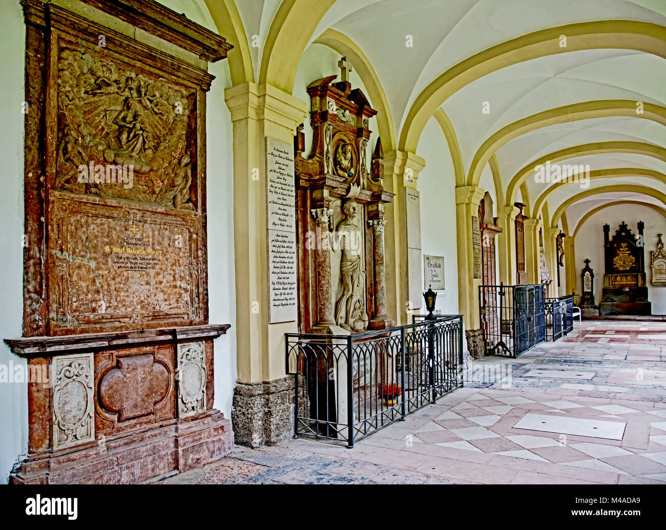 Salzburg (Österreich): St. Sebastian Friedhof mit Gewölben und Gräber ...