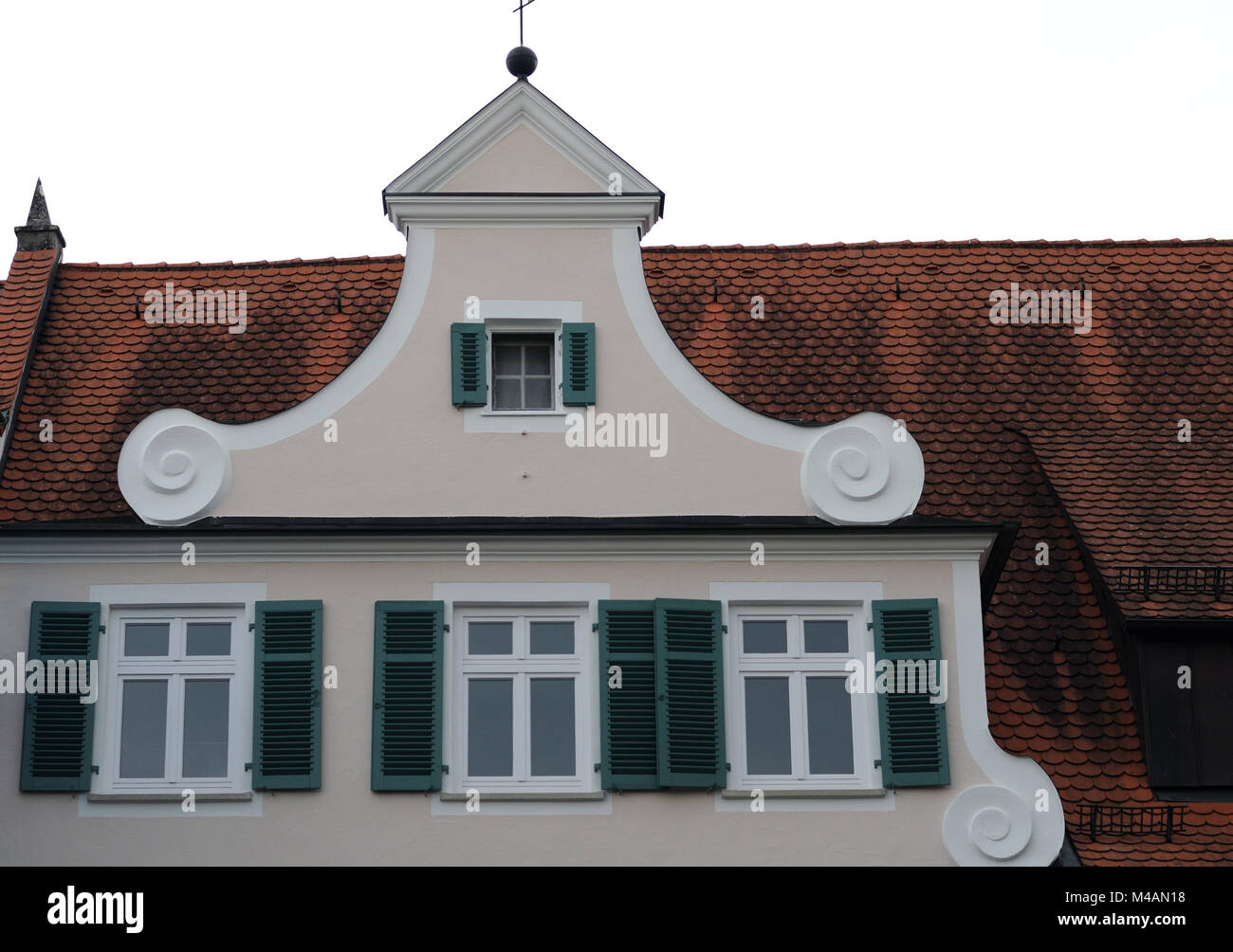 Geschweifter giebel -Fotos und -Bildmaterial in hoher Auflösung – Alamy
