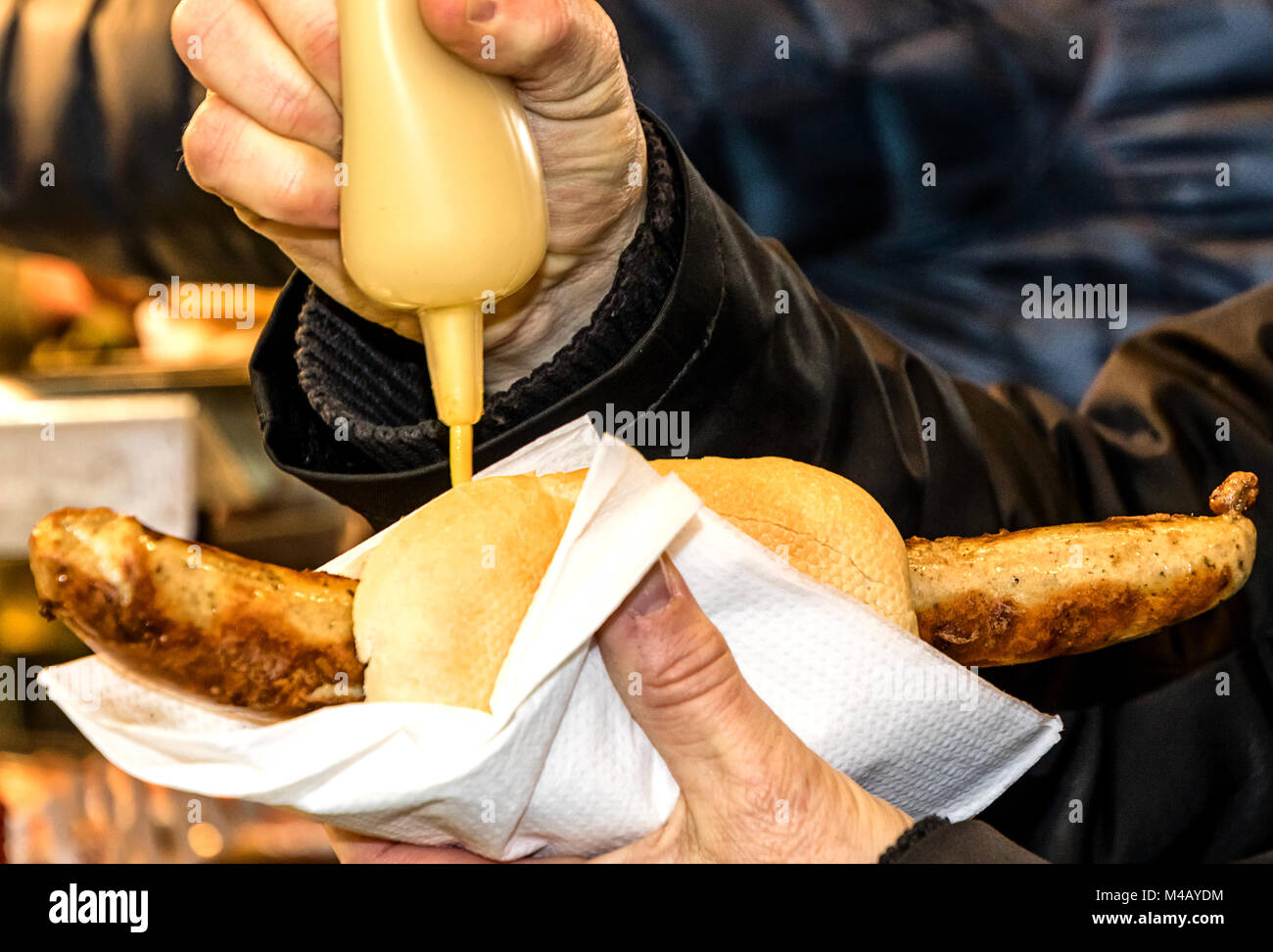 Typisch deutsche Thüringer Rostbratwurst mit Senf Stockfotografie - Alamy