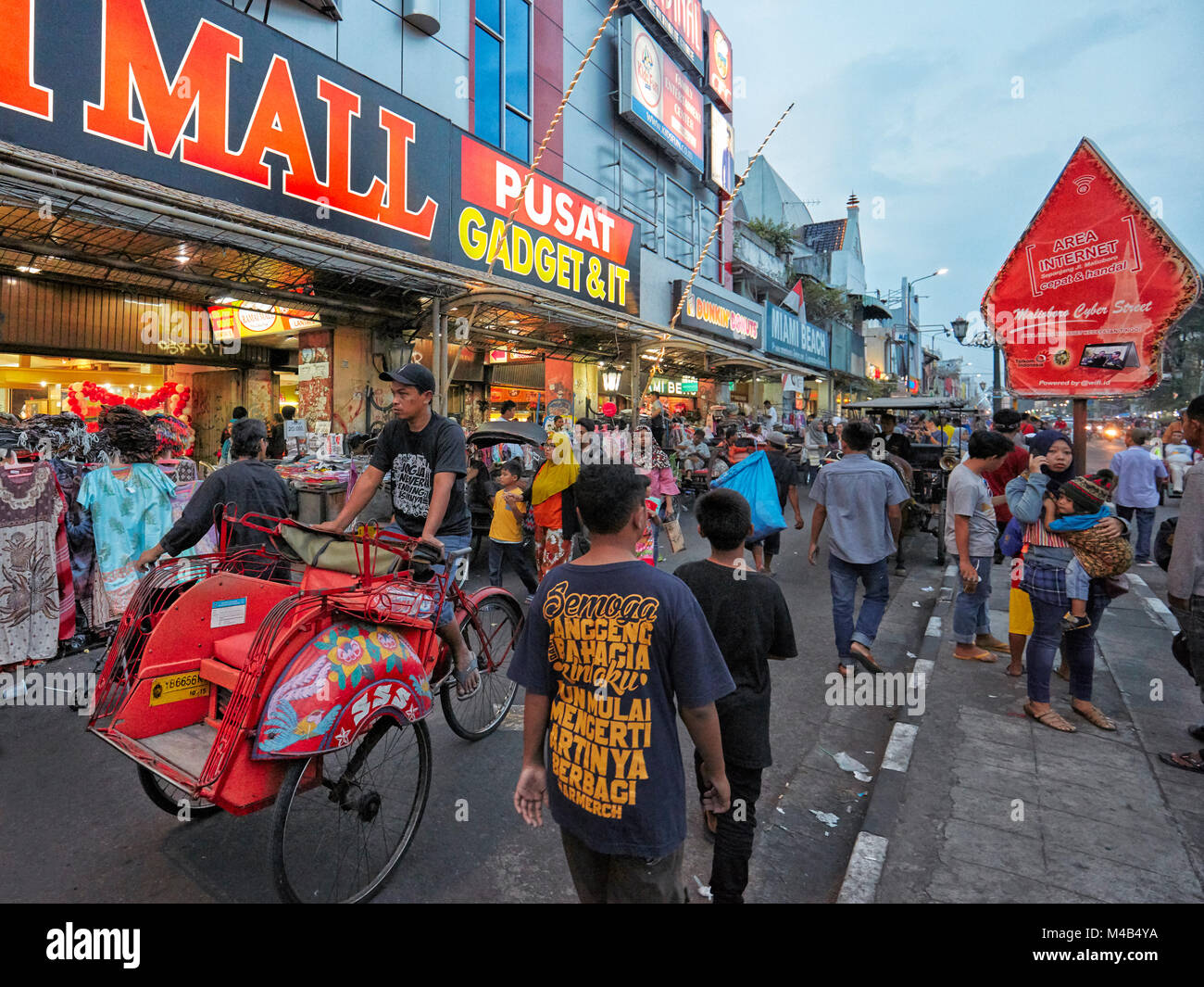Yogyakarta java indonesia evening traffic -Fotos und -Bildmaterial in ...