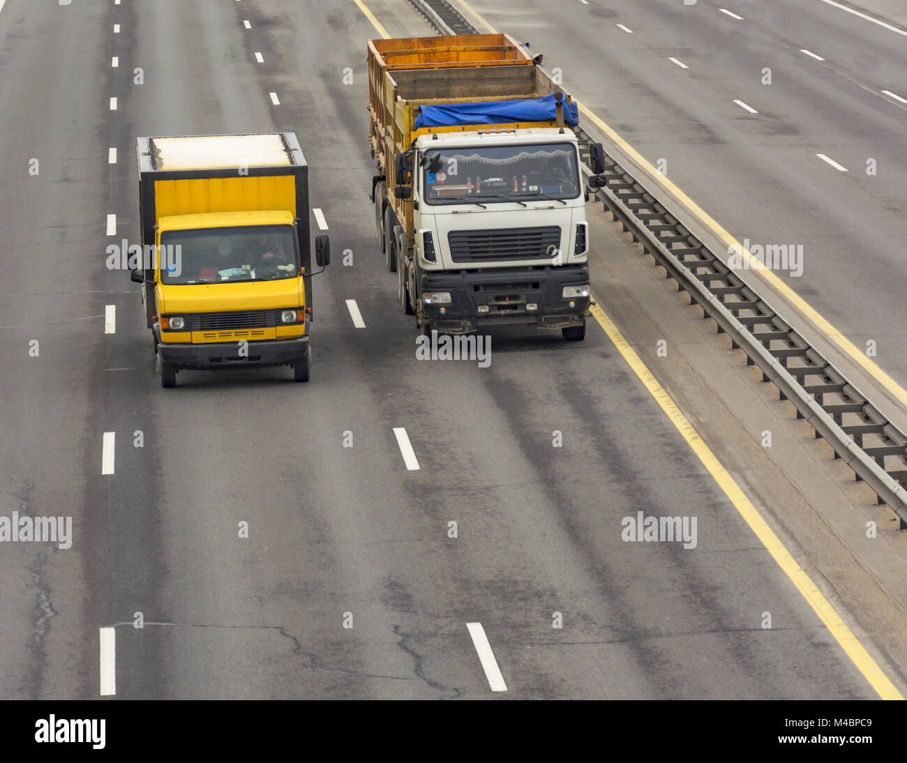 Kipper großen Masse und einem Van unterwegs auf der Autobahn ...