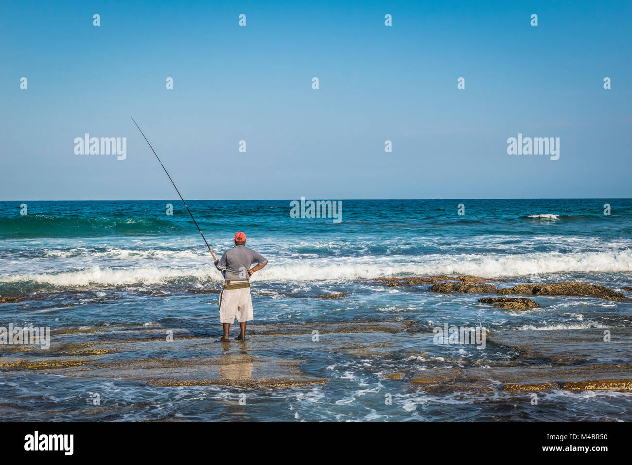 Mann am strand angeln -Fotos und -Bildmaterial in hoher Auflösung – Alamy