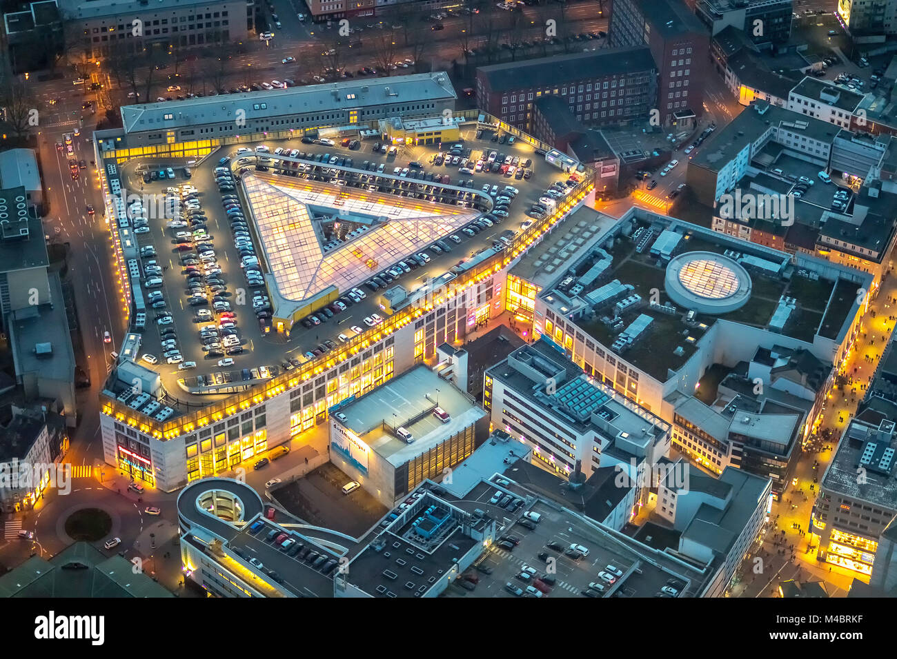 Luftaufnahme, beleuchtete Shopping mall Thier-Galerie bei Dämmerung ...
