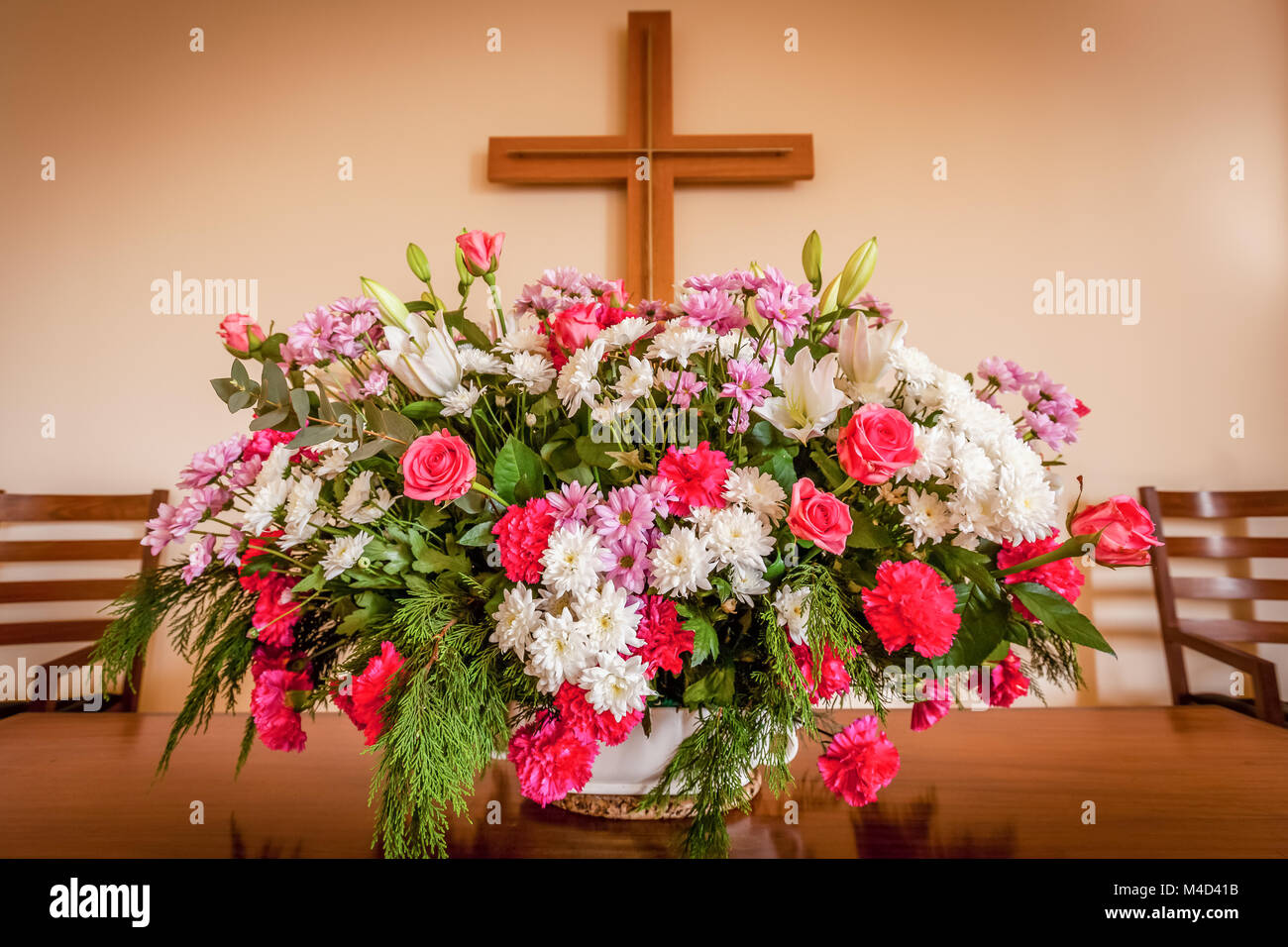 Kreuz Auf Dem Altar Stockfotos und -bilder Kaufen - Alamy