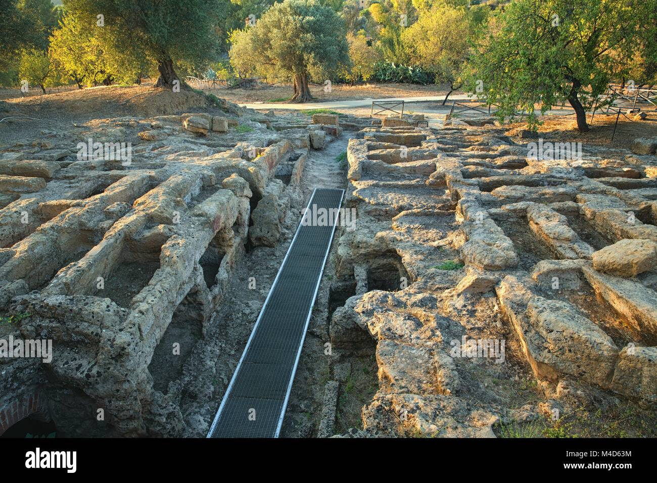 Nekropole agrigento -Fotos und -Bildmaterial in hoher Auflösung – Alamy