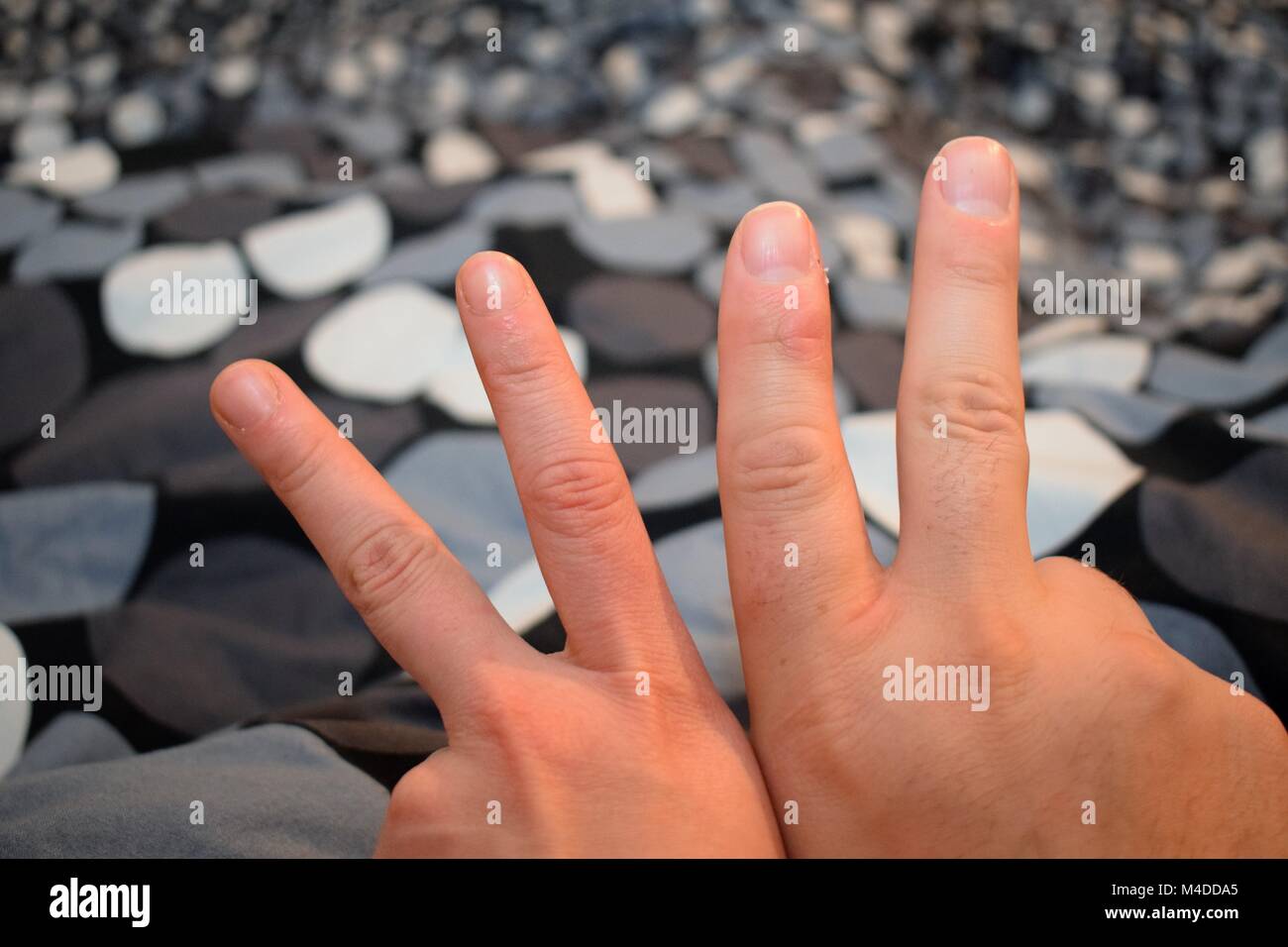 Zwei finger v zeichen -Fotos und -Bildmaterial in hoher Auflösung – Alamy