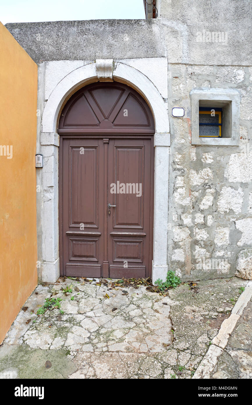 Braune tür mit steinbogen -Fotos und -Bildmaterial in hoher Auflösung ...
