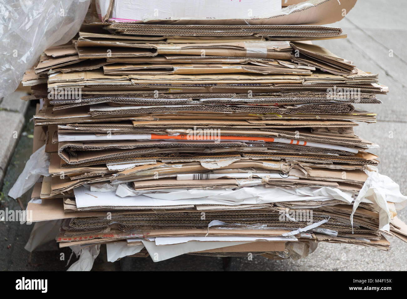 Haufen karton recycling -Fotos und -Bildmaterial in hoher Auflösung – Alamy