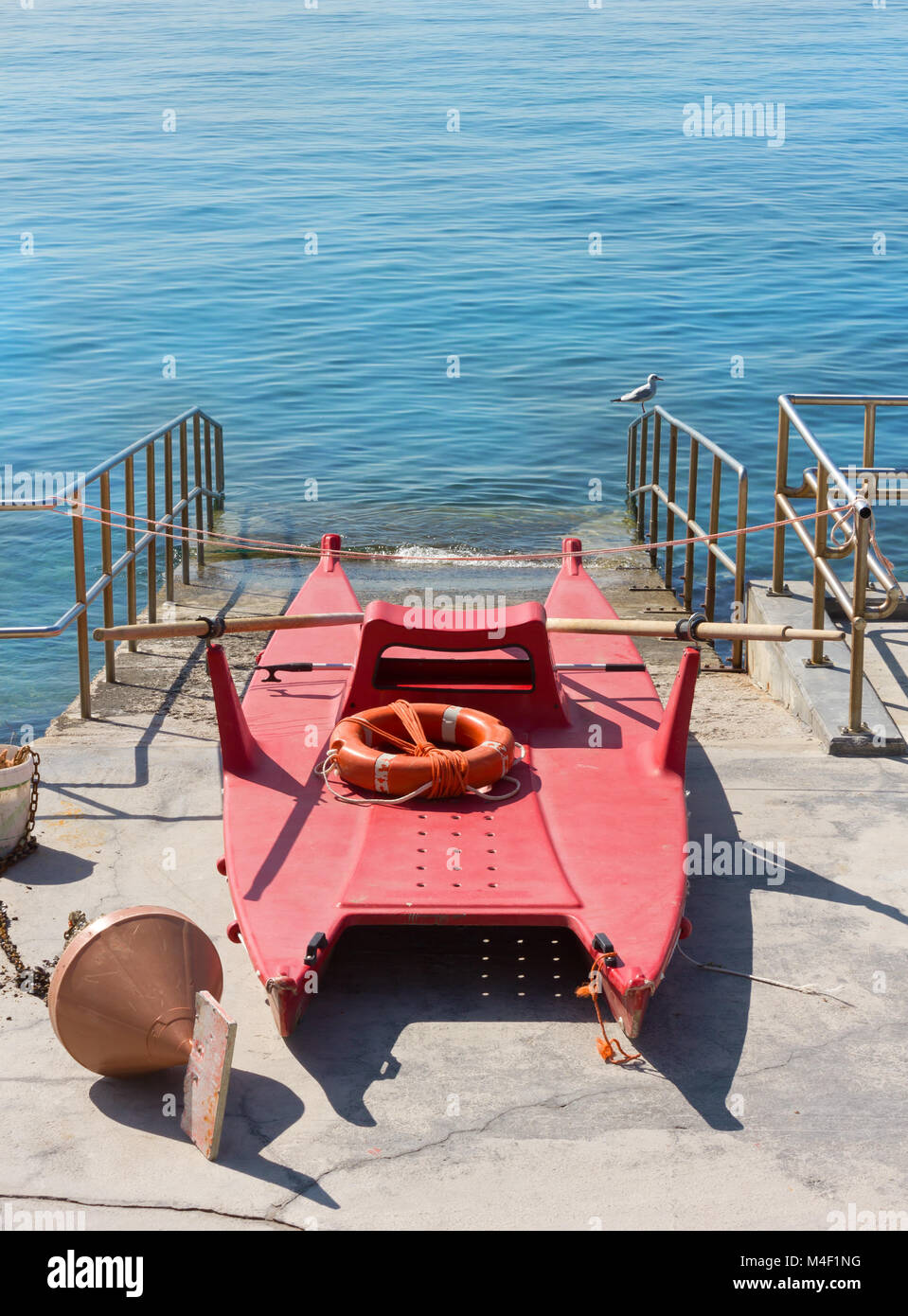 Rotes rettungsboot -Fotos und -Bildmaterial in hoher Auflösung – Alamy