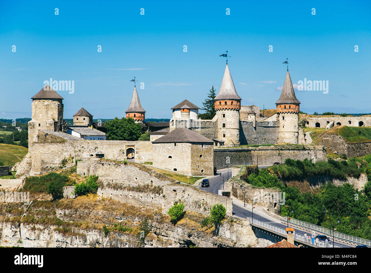 Schöne Burg auf einem Hügel. Kamenetz-Podolsk, einem der historischen ...